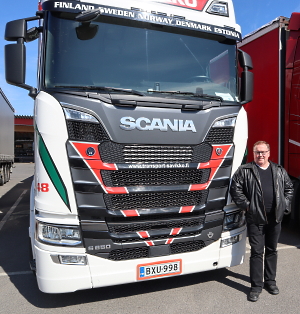 Savikko kuljettaa työkoneet ja veneet - Konepörssi.com