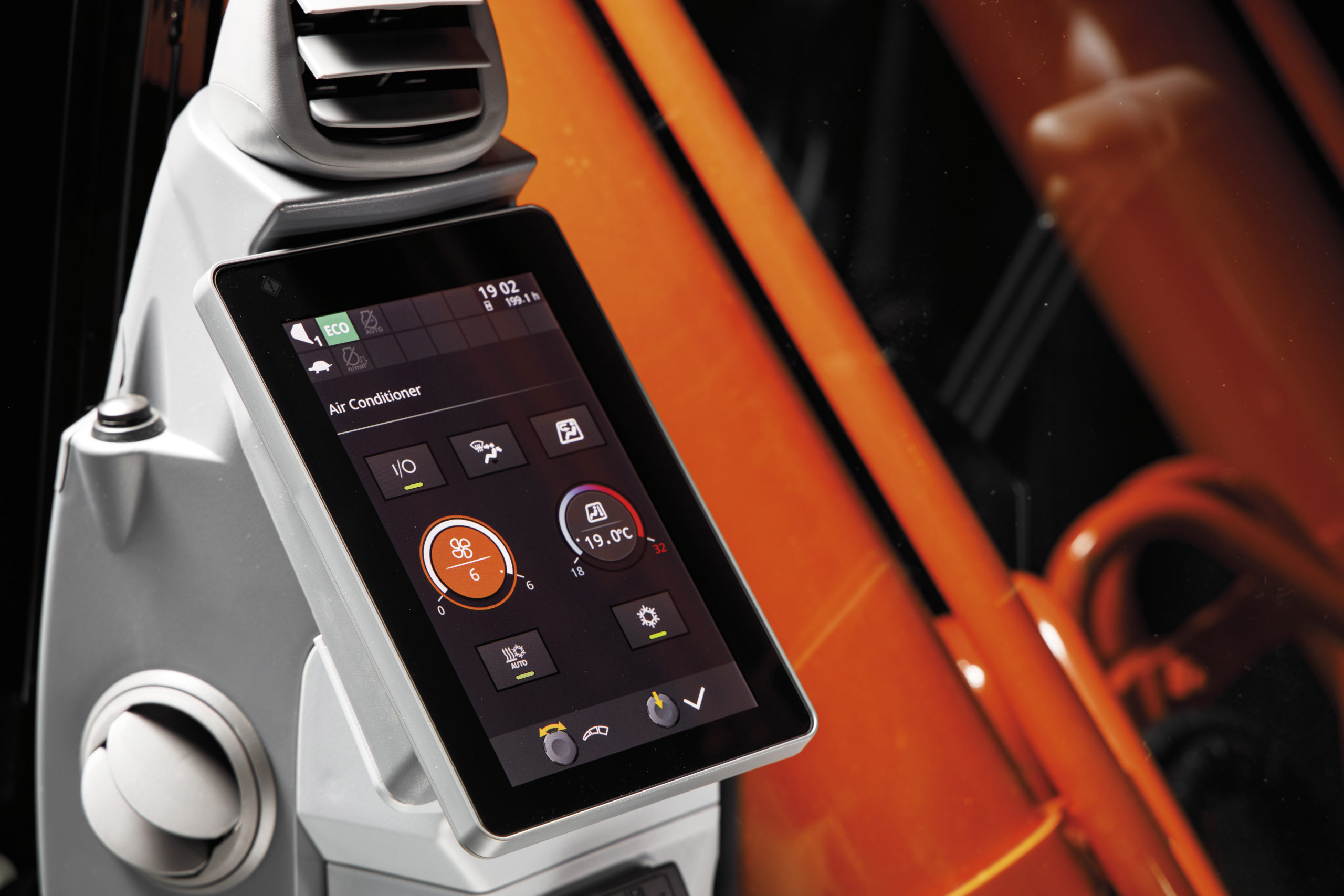 Ensimmäinen Hitachi 7-sarjan 35-tonninen pääsi töihin - Konepörssi.com