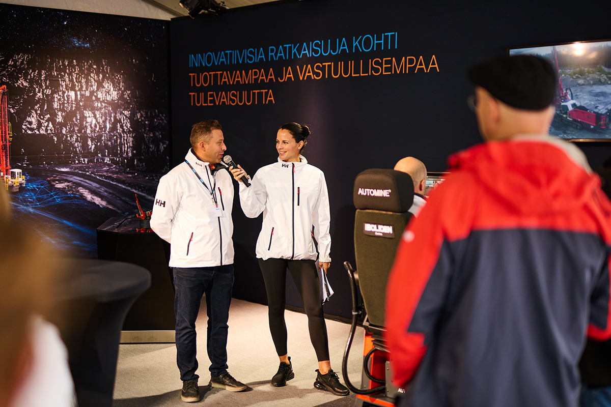 Sandvikin Maxpo-osastolla juhlistettiin tulevia toimituksia ...