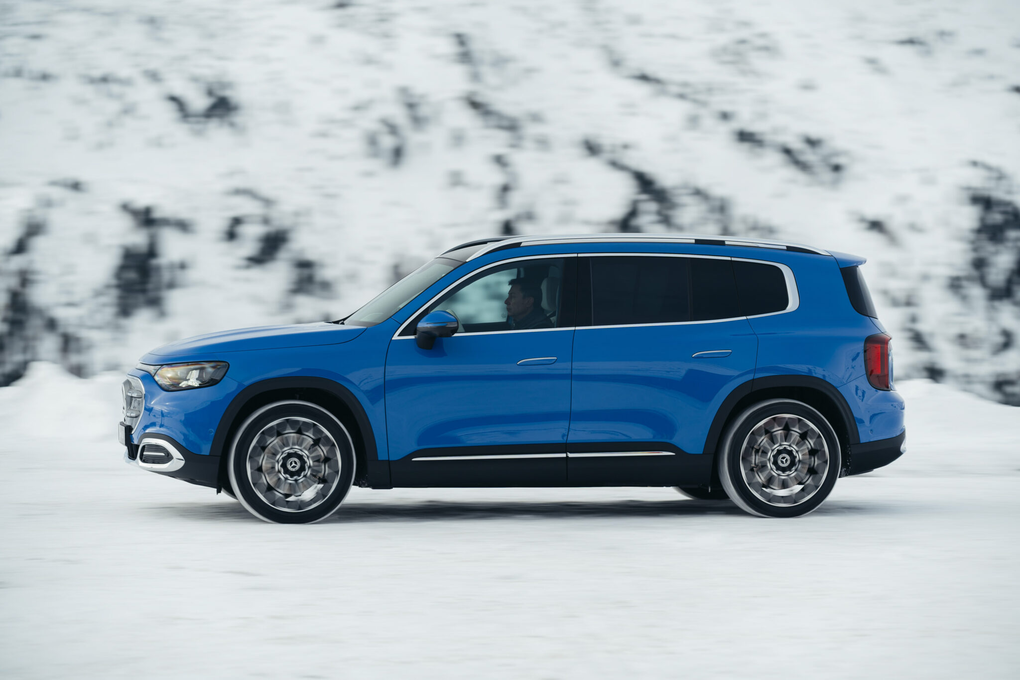 Uusi Mercedes-Benz GLB – seitsemän hengen sähköauto pitkällä ...